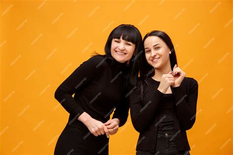 Портрет счастливой матери и дочери Бесплатно Фото