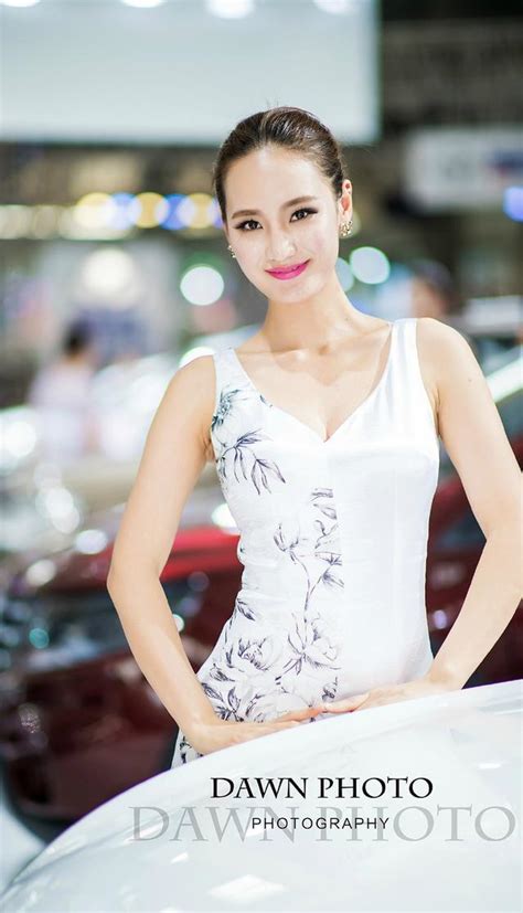 Hd高清無水印手機壁紙：白皙靚麗氣質美女車模超短旗袍寫真 每日頭條