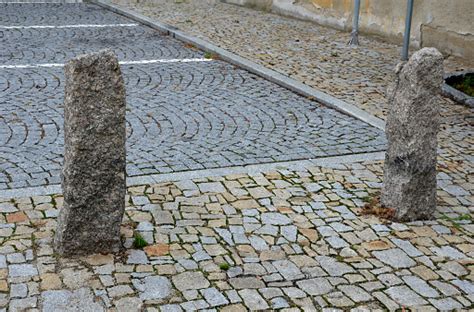 화강암 자갈 마을 광장에 포장화 꽃 침대의 가장자리에 연간 농장과 다년생 화단 입구에 대한 돌 기둥과 돌 쓰루와 베고니아를 심은 화분 0명에 대한 스톡 사진 및 기타 이미지