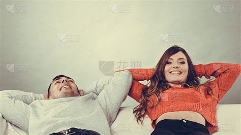 一对幸福的夫妇在家里的沙发上休息。