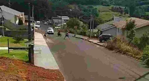 Homem se joga na frente de moto para impedir fuga de ladrão da polícia
