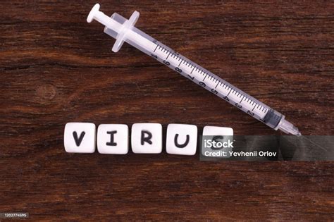 나무 배경에 흰색 플라스틱 블록과 주사기로 만든 워드 바이러스 0명에 대한 스톡 사진 및 기타 이미지 0명 2020년 개념 Istock