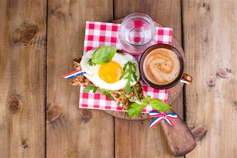 계란과 베이컨 바 질와 토스트 커피와 물 한 잔입니다 아침 식사입니다 나무 배경과 텍스트에 대 한 장소입니다 네덜란드에서 점심입니다 위에서 보기 갈색에 대한 스톡 사진 및