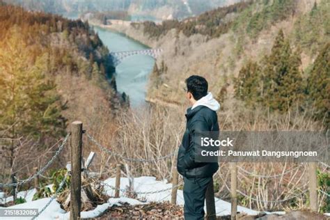 남자 관광 관광 타다미 강과 다리가 있는 일본 현지 열차의 전망 일본 후쿠시마현 아이즈 미시마 마치에 있는 타다미 철도선에서