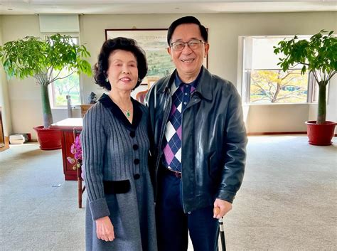念舊的阿扁叩謝扁爸的頭家娘 大年初八阿扁到台南老家官田社子的嘉南高爾夫球場座落在烏山頭水庫及台南藝術大學附近嘉南球場佔地80公頃已有