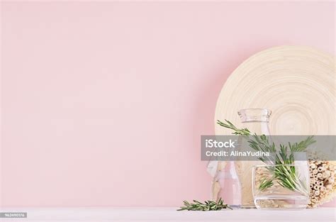 우 아 집 에코 장식유리 꽃병에 나무 베이지색 접시 신선한 로즈마리의 향기로운 부케 흰색 테이블에 패션 핑크 배경 하고있다