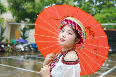 우산을 쓴 전통 아시아 의상을 입은 젊은 여성 · 무료 스톡 사진
