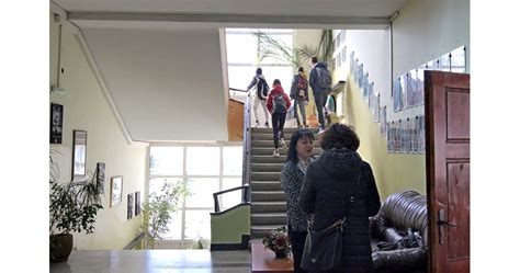 Режат извинени отсъствия в гимназията за малките 15 дни с бележка от