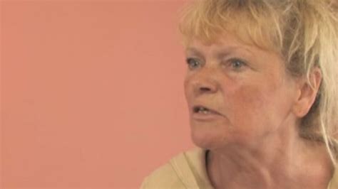 Майка злоупотребява с алкохола и с щастието на сина си в Съдби на кръстопът Предавания