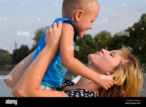 Mère avec son fils dans ses bras Presses mère son enfant à elle Photo