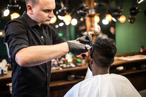 헤어 스타일 남자 머리를 하 고 전문 미용사 전기 면도기를 절단 뷰티 살롱 남성 아름다움입니다 클라이언트는 힙 스 터입니다 고객에 대한 스톡 사진 및 기타 이미지 Istock