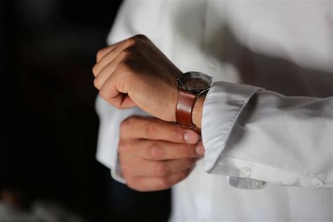 무료 사진 손 주먹 손목 시계 사업가 손 남자 신랑 사람들 비즈니스 협력