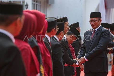 Pelantikan Anggota KPU Provinsi Kabupaten Dan Kota ANTARA Foto