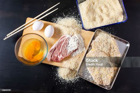 돼지 고기 커틀릿 재료 계란 빵 부스러기 밀가루와 돼지 고기도 도마에 배치 빵가루 빵에 대한 스톡 사진 및 기타 이미지
