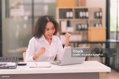 여성 회계사는 계산기를 사용하여 비즈니스 데이터를 계산하기 위해 펜을 들고 있습니다 비즈니스 우먼은 노트북 화면을 보고 비용을