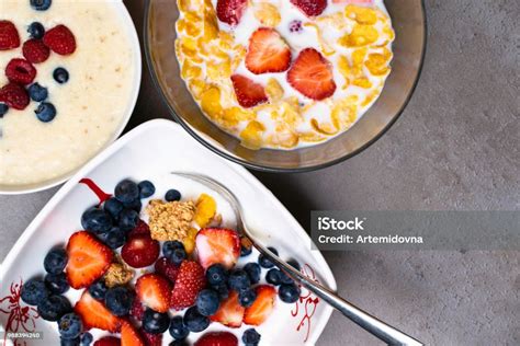 죽 우유와 신선한 딸기 블루베리 라스베리와 그릇에 콘플레이크 건강 아침 식사 Fot 아이 0명에 대한 스톡 사진 및 기타 이미지 Istock