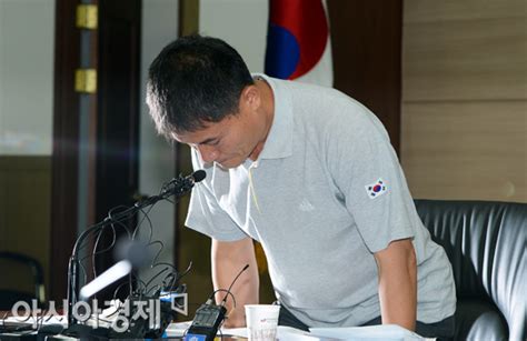 포토 고개 숙인 오승우 역도대표팀 총 감독 아시아경제