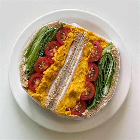 멜라니아 단호박샌드위치🥪 오늘은 샌드위치데이💛 빵에 홀그레인머스타드그릭요거트 발라서 치즈 햄 단호박샐러드 방울토마토 로메인 순서로 쌓아서 만들었어요 단호박