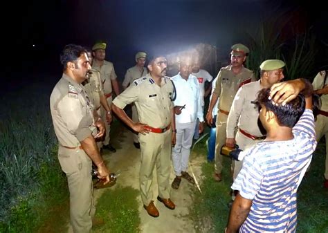 दो बच्चियों को अपनी साइकिल पर बैठाकर ले गया शख्सएक बच्ची की लाश गांव