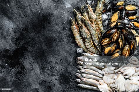 신선한 해산물 호랑이 새우 새우 푸른 홍합 문어 정어리 빙어의 모듬 세트 검은 색 배경 맨 위 보기입니다 복사 공간 갑각류에