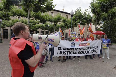 Los Funcionarios De Justicia Protestan Frente A Félix Bolaños En Zaragoza