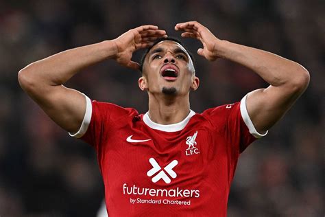 Mulher Louca Por Sexo Persegue Jogador Do Liverpool Há Mais De Um Ano