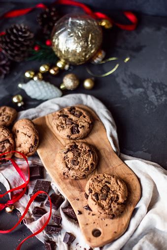 바 삭 바 삭 초콜릿 크리스마스 쿠키 나무 보드와 어두운 콘크리트 테이블에 상단에서 볼 0명에 대한 스톡 사진 및 기타 이미지 0명 갈색 공 스포츠 장비 Istock