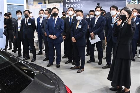 2022 대한민국 에너지대전 전시관 둘러보는 박일준 산업부 차관 뉴스핌