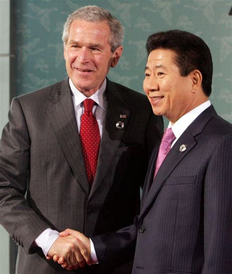 노무현사료관 Apec 참석차 벡스코에 도착한 조지 부시 미국 대통령과 악수하는 노무현 대통령