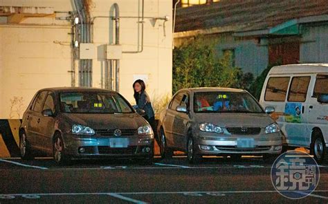 美魔女進入後座車就搖！已婚高官住家附近幽會模式曝光 社會 三立新聞網 Setncom