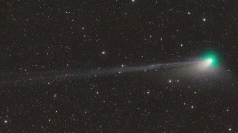 Brilliant Green Comet Loses Part Of Its Tail In Stunning Photo Space