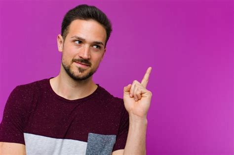 Hombre Guapo Joven Sonriendo Alegremente Y Mirando Hacia Los Lados