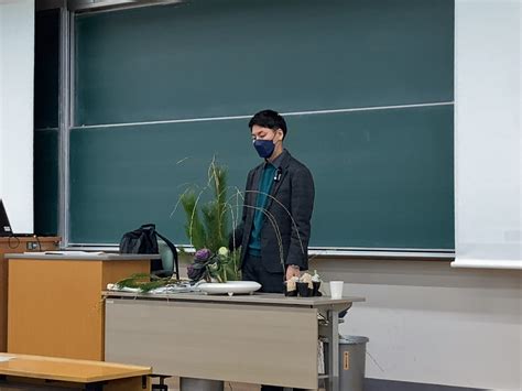 家元が母校甲南大学での講義で正月花のデモンストレーションを行ないました いけばな小原流