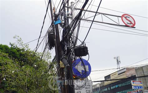 Pegawai Merapikan Instalasi Jaringan Kabel Utilitas Foto Tribunnews Com