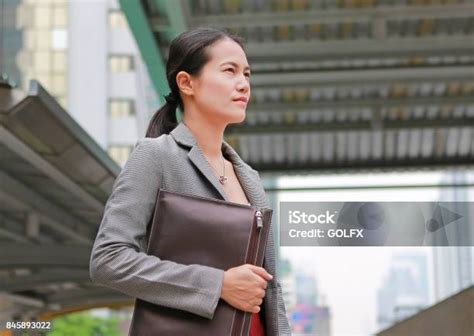 밖에 서 걷는 젊은 비즈니스 여자 아시아 실업 사무실 노동자 시내 비즈니스 지구에 가냘픈에 대한 스톡 사진 및 기타 이미지