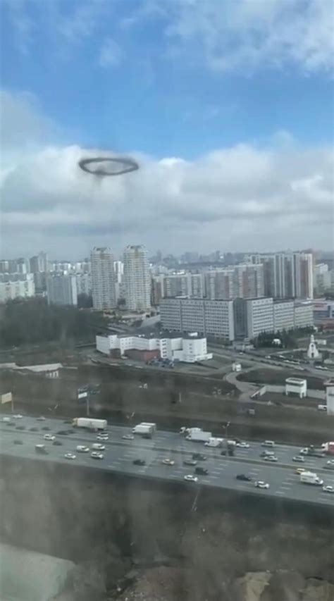 莫斯科天空现神秘烟圈 当地居民：一声巨响后，黑色烟圈在天空飘浮军事频道中华网