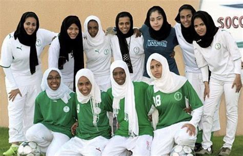 اليوم إنطلاق أول دوري كرة قدم نسائي في السعودية بمشاركة 607 لاعبة