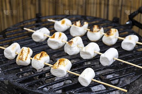 烤棉花糖串作为甜点