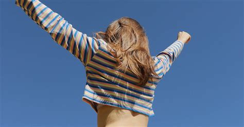 가로 줄무늬 개의치 않는 개인적 표현 걱정 없는 고요한 권한 부여 기쁨 낮은 각도 노천 녹색 반바지 뒷모습 라이프스타일 레저 로우앵글 샷 모험