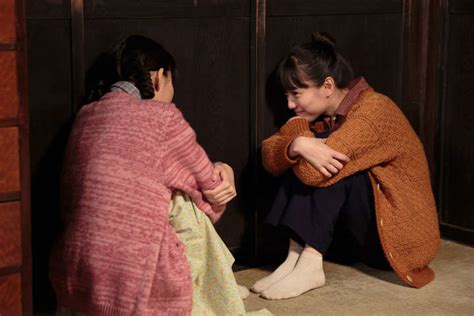【写真 2 5枚】（c）nhk 明日のスカーレット：12月6日 第59回 直子、帰郷理由は「痴情のもつれ」？ 草間は喜美子に助言