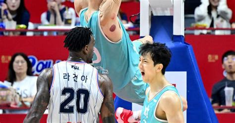 하윤기 덩크 성공에 포효하는 허훈 챔프 2차전 잡는다 사진
