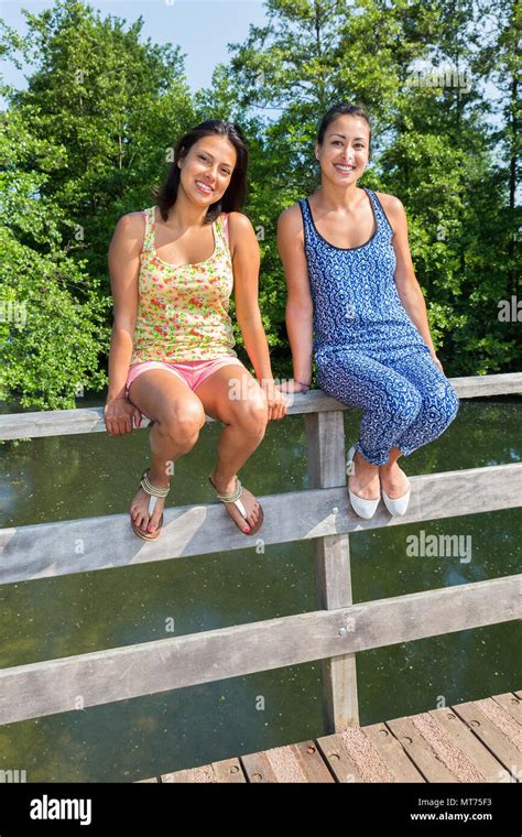 Hübsche Frauen Am See Fotos Und Bildmaterial In Hoher Auflösung Alamy