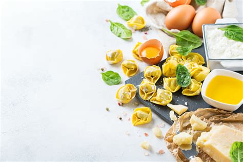 이탈리아 음식과 재료 시금치와 리 코타와 손수 만든 토르 텔 리 니 개체 그룹에 대한 스톡 사진 및 기타 이미지 개체 그룹