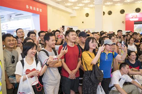 “网红教授”戴建业上海书展首发作品集受热捧