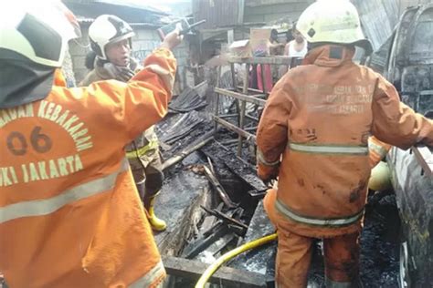 Diduga Bakaran Sampah Hanguskan Rumah Dan Mobil Di Kapuk Ayo Jakarta