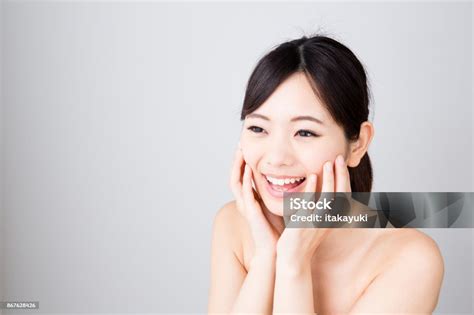 白い背景に分離された魅力的なアジア女性スキンケア画像 1人のストックフォトや画像を多数ご用意 1人 カットアウト スキンケア