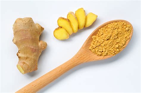 흰색 배경 상단보기에 고립 된 나무 숟가락에 신선하고 지상 생강 0명에 대한 스톡 사진 및 기타 이미지 0명 건강한 식생활 곡초류 Istock