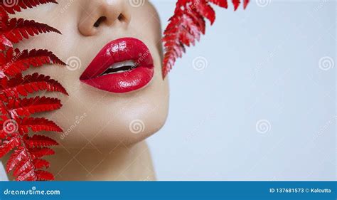 Eine Frau Mit Den Sinnlichen Roten Lippen Und Ein Farn Bedecken