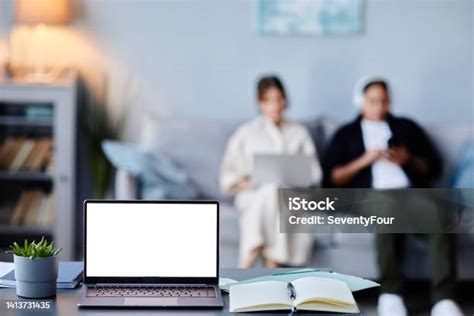 Mockup Layar Laptop Di Pengaturan Rumah Foto Stok Unduh Gambar