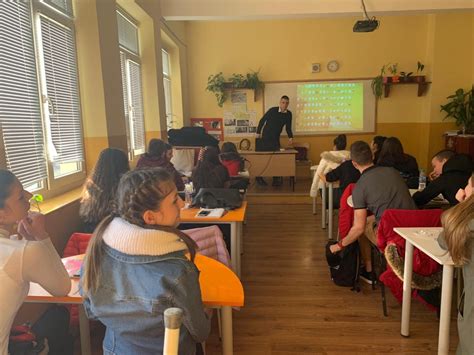 Представяне на ЮФ на УНСС пред ученици в страната Алумни Клуб на Завършилите ЮФ при УНСС